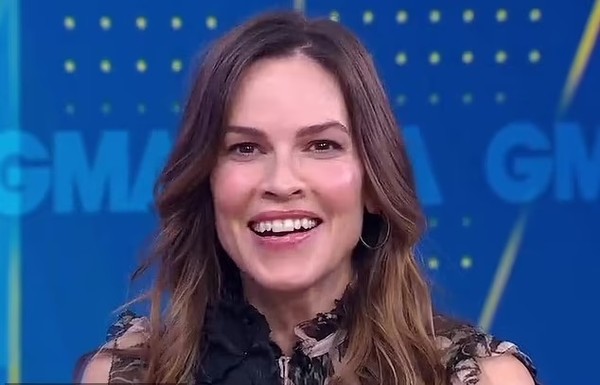 Hilary Swank anuncia, aos 48 anos, que está grávida de gêmeos