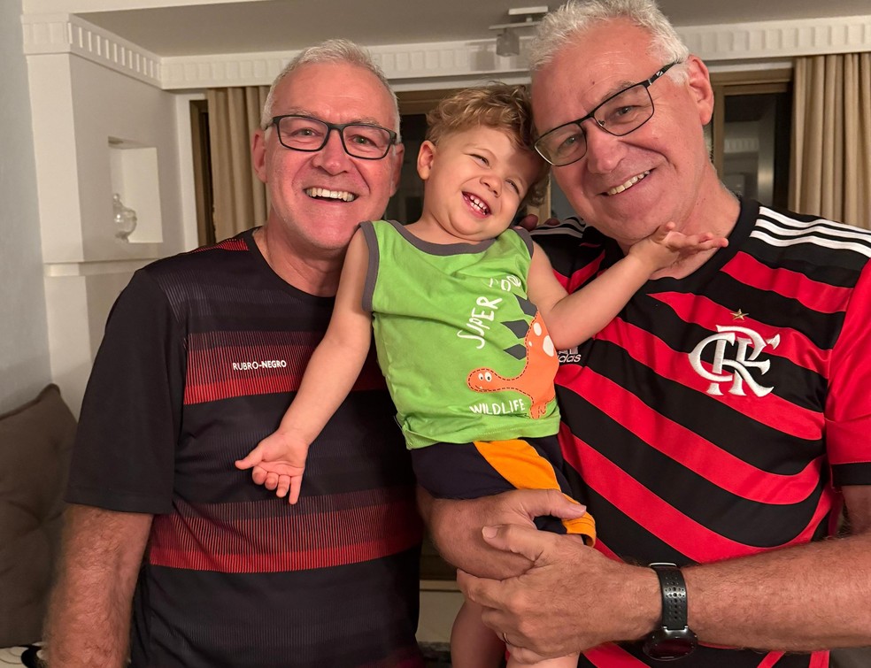Vovô, que tem irmão gêmeo idêntico, confunde neto e diverte internautas ...