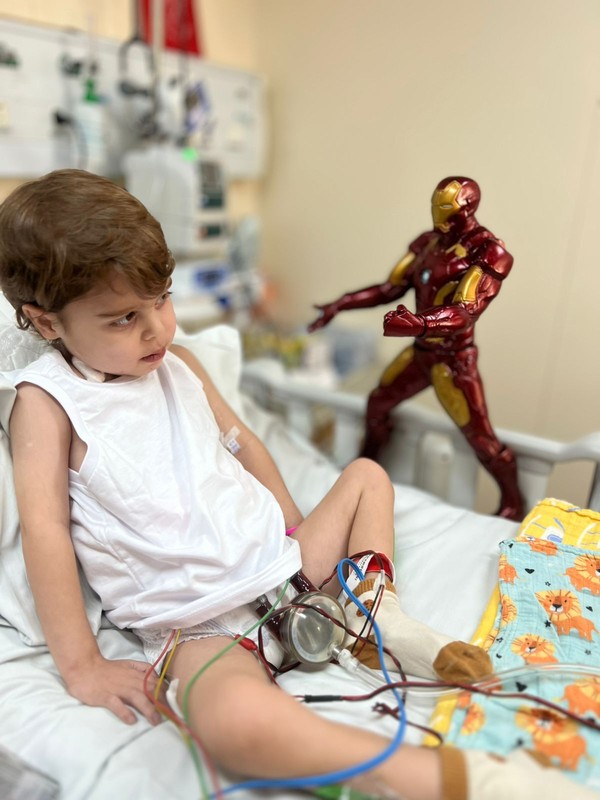 Menino de 3 anos vive com coração artificial enquanto espera por ...