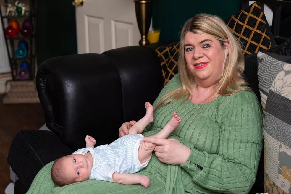 Após oito abortos espontâneos, mulher tem filho aos 53 anos com óvulo doado