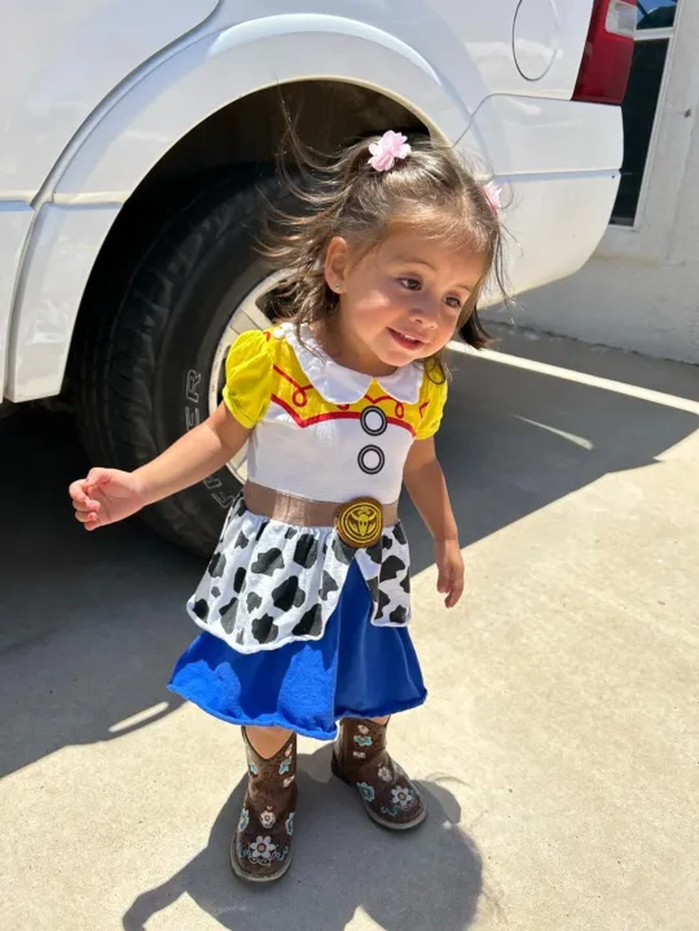 Menina de 3 anos perde a vida em carro quente após mãe desmaiar ao volante