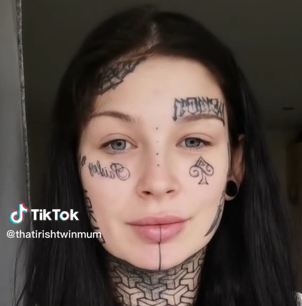 Mãe enfrenta críticas após tatuar formato de cabeça da filha no rosto