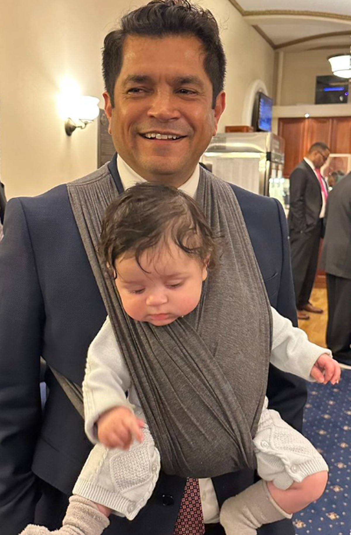 Membro do Congresso dos EUA leva filho de 4 meses para votação na ...