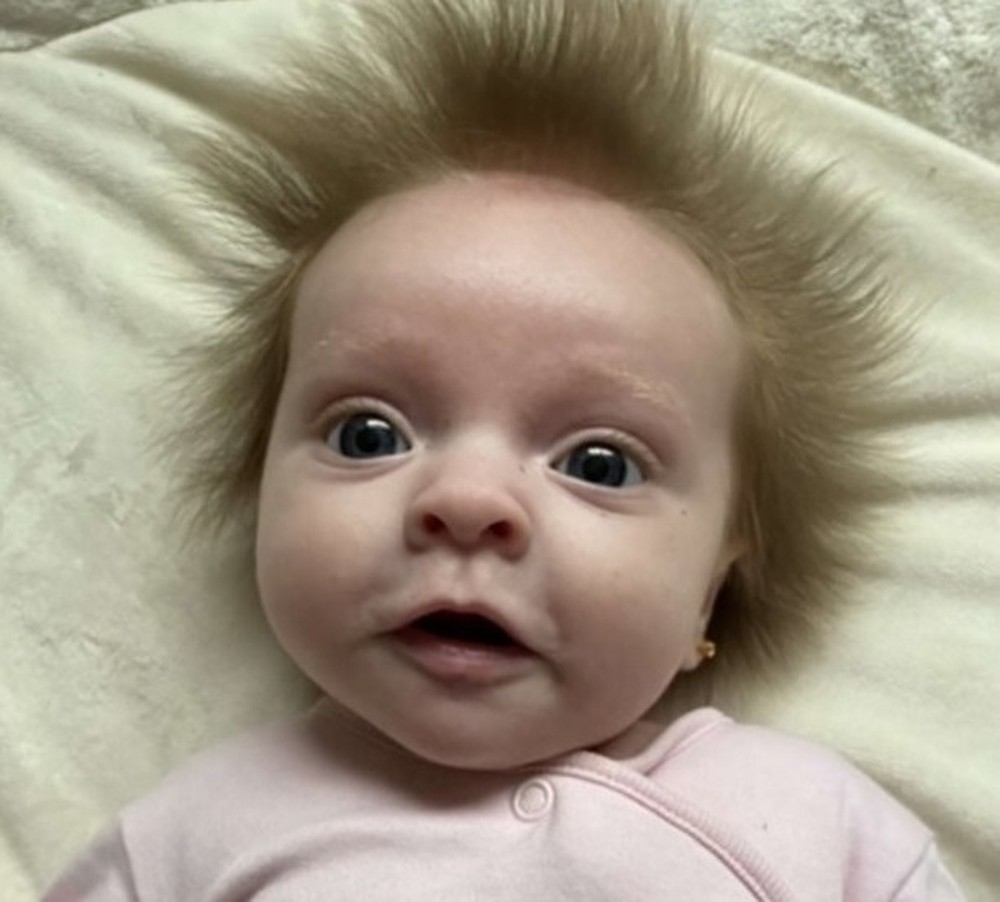 Bebê com cabelo arrepiado chama a atenção na rua