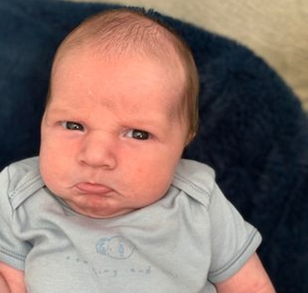 “A cara de bravo do meu bebê era sintoma de algo grave”, diz mãe