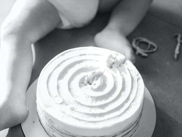 Bebê destroi smash the cake e mãe serve restos do bolo aos convidados ...