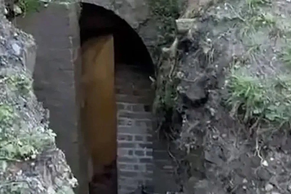 Mãe descobre abrigo antiaéreo da Segunda Guerra Mundial em seu quintal