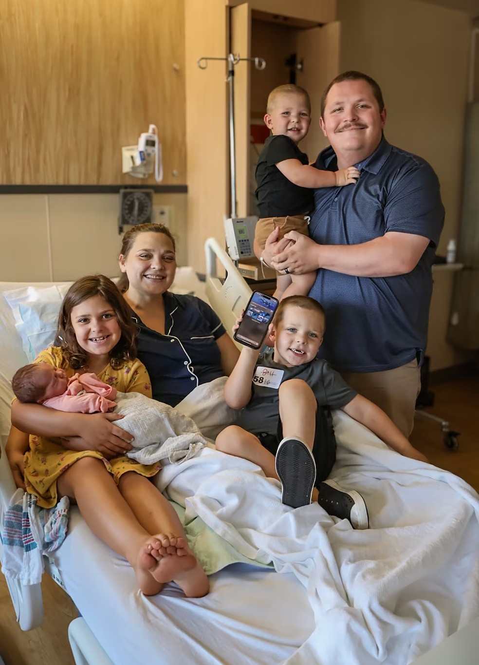 Mãe dá à luz em estacionamento do McDonalds e bebê ganha apelido fofo