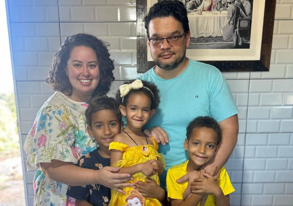 Casal de SP que adotou três irmãos ficou apenas 6 horas na fila de ...