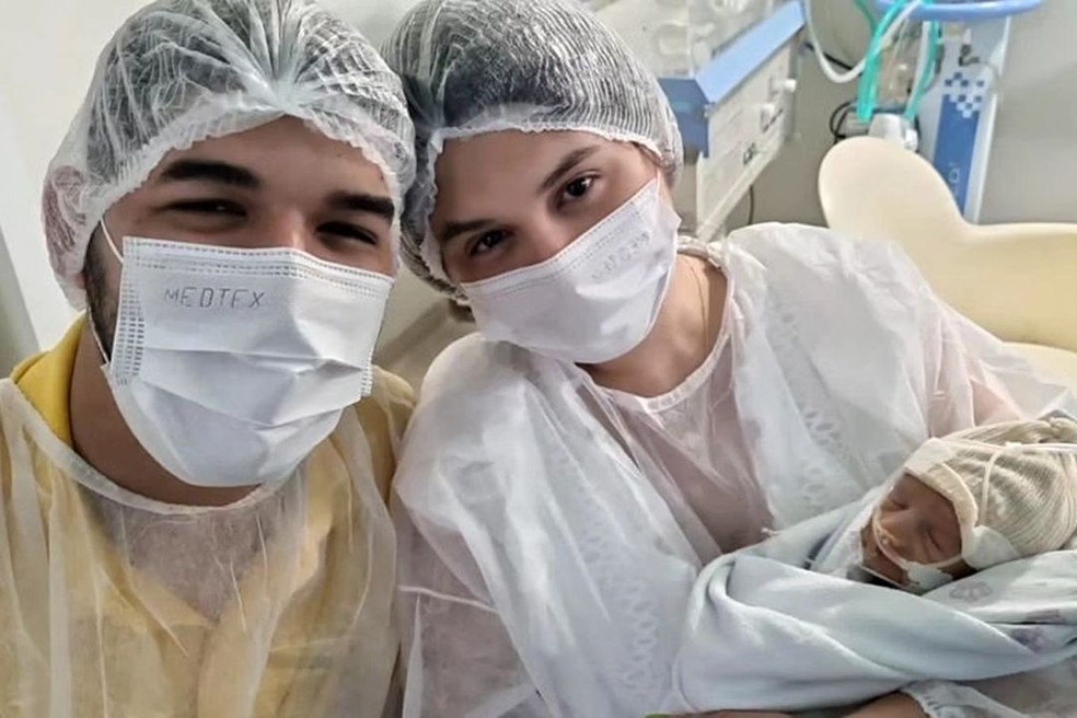 Após perder o filho, esposa de Zé Vaqueiro decide doar roupas do menino