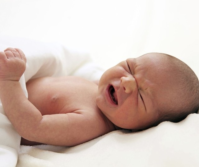 O que fazer quando o bebê recém-nascido não consegue fazer cocô?