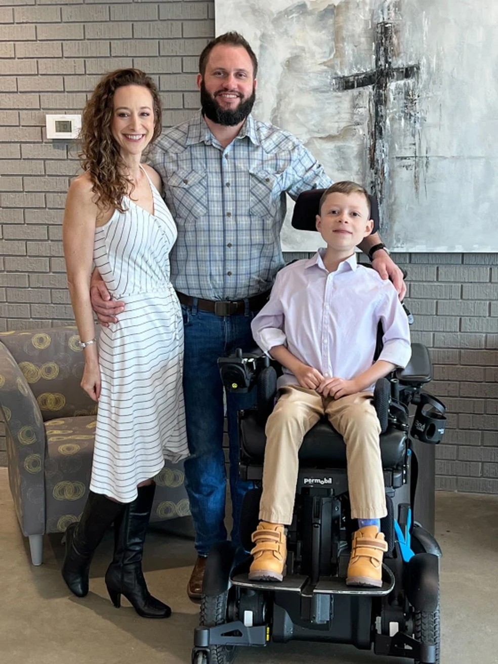 Mãe surpreende filho com cadeira de rodas elétrica e reação emociona