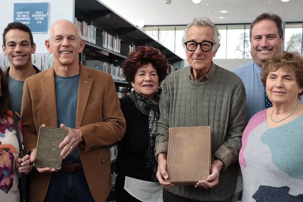 Família devolve livro para biblioteca com 100 anos de atraso