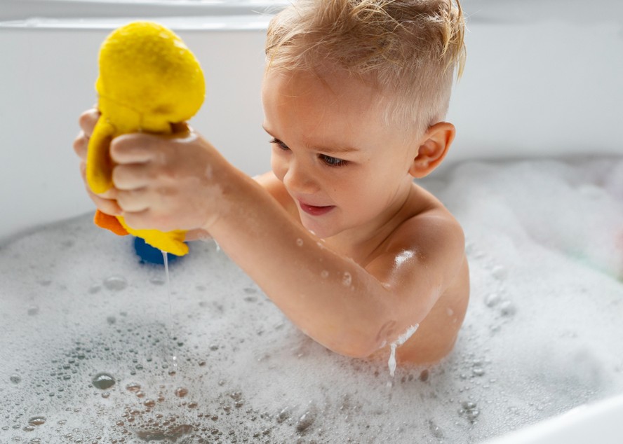 Livros infantis de banho para bebês: 6 opções que podem molhar na água